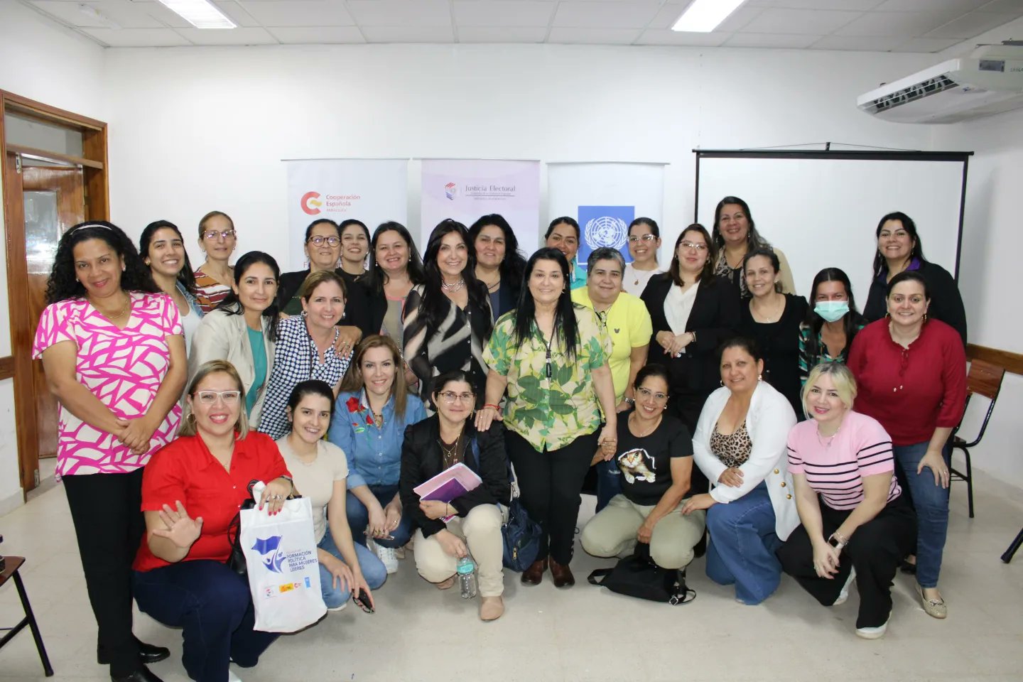 En Paraguay, comunicación y oratoria para lideresas - Communicatio